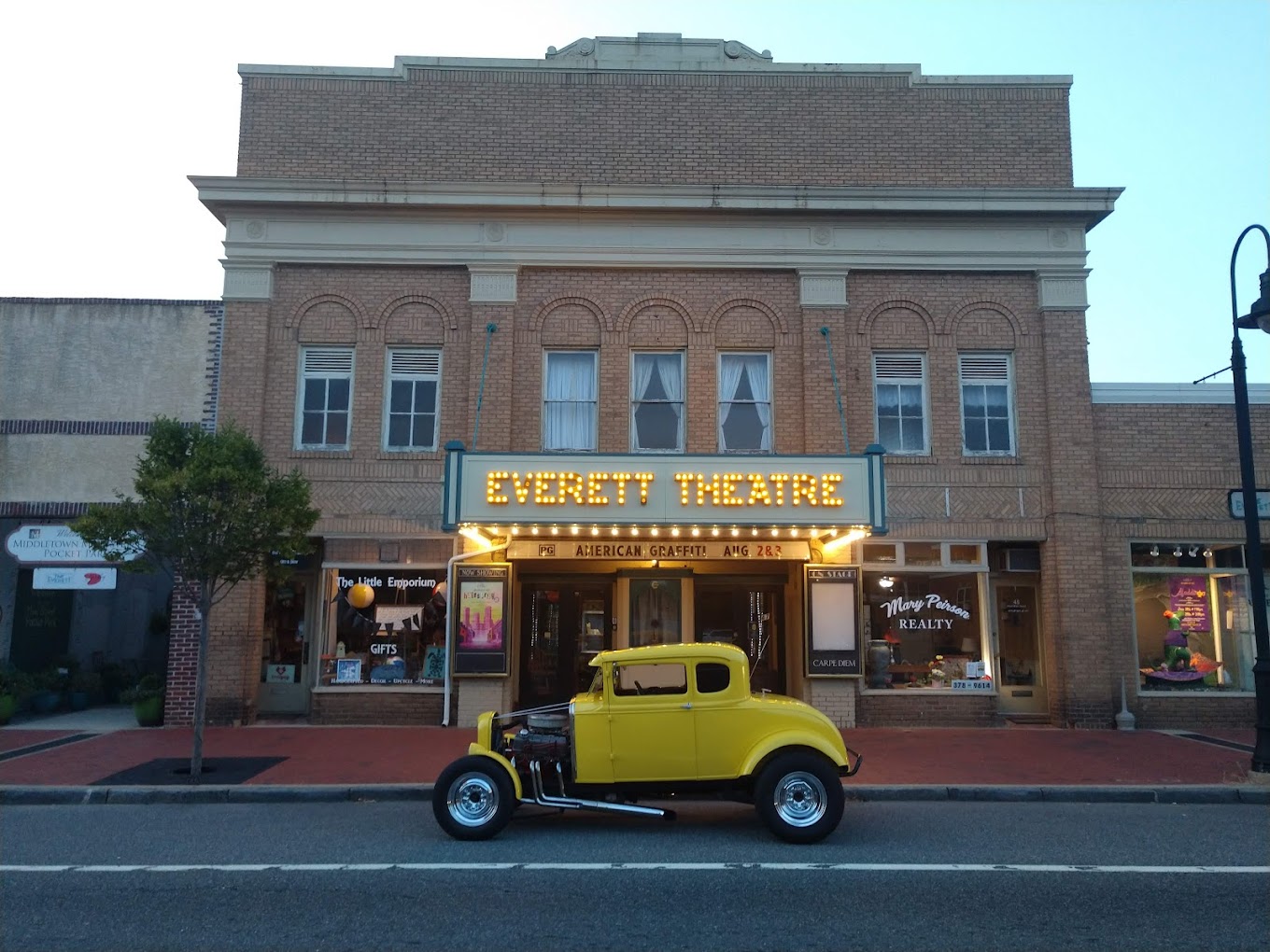 Everett Theatre - Showtimes & Tickets